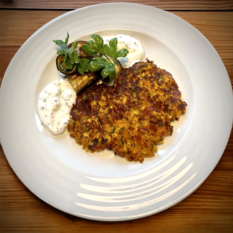 Low Carb Zucchini-Möhren-Puffer - Die Pfanne von harecker.de